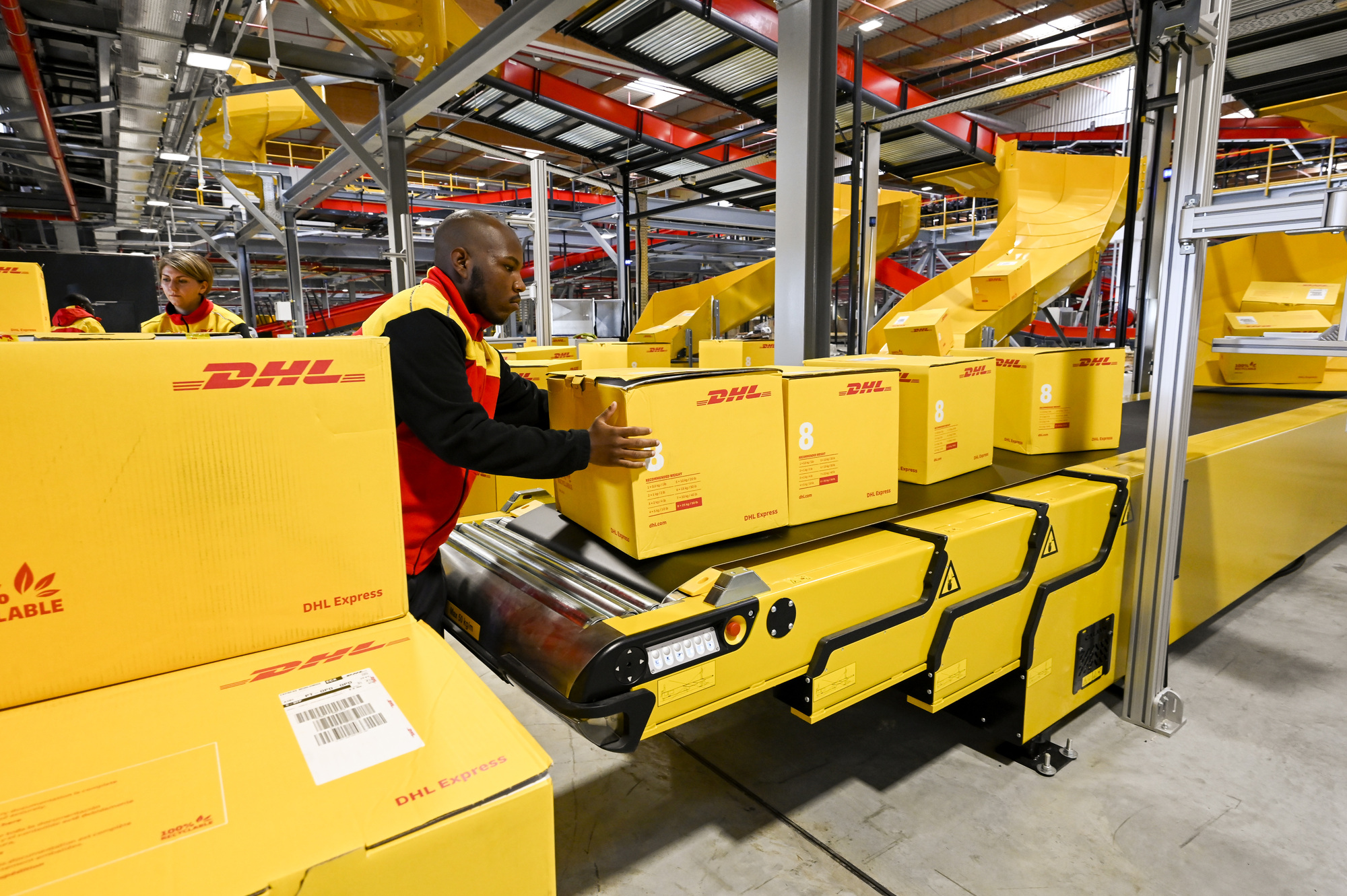 DHL renforce ses moyens en période sensible - Logistique Urbaine